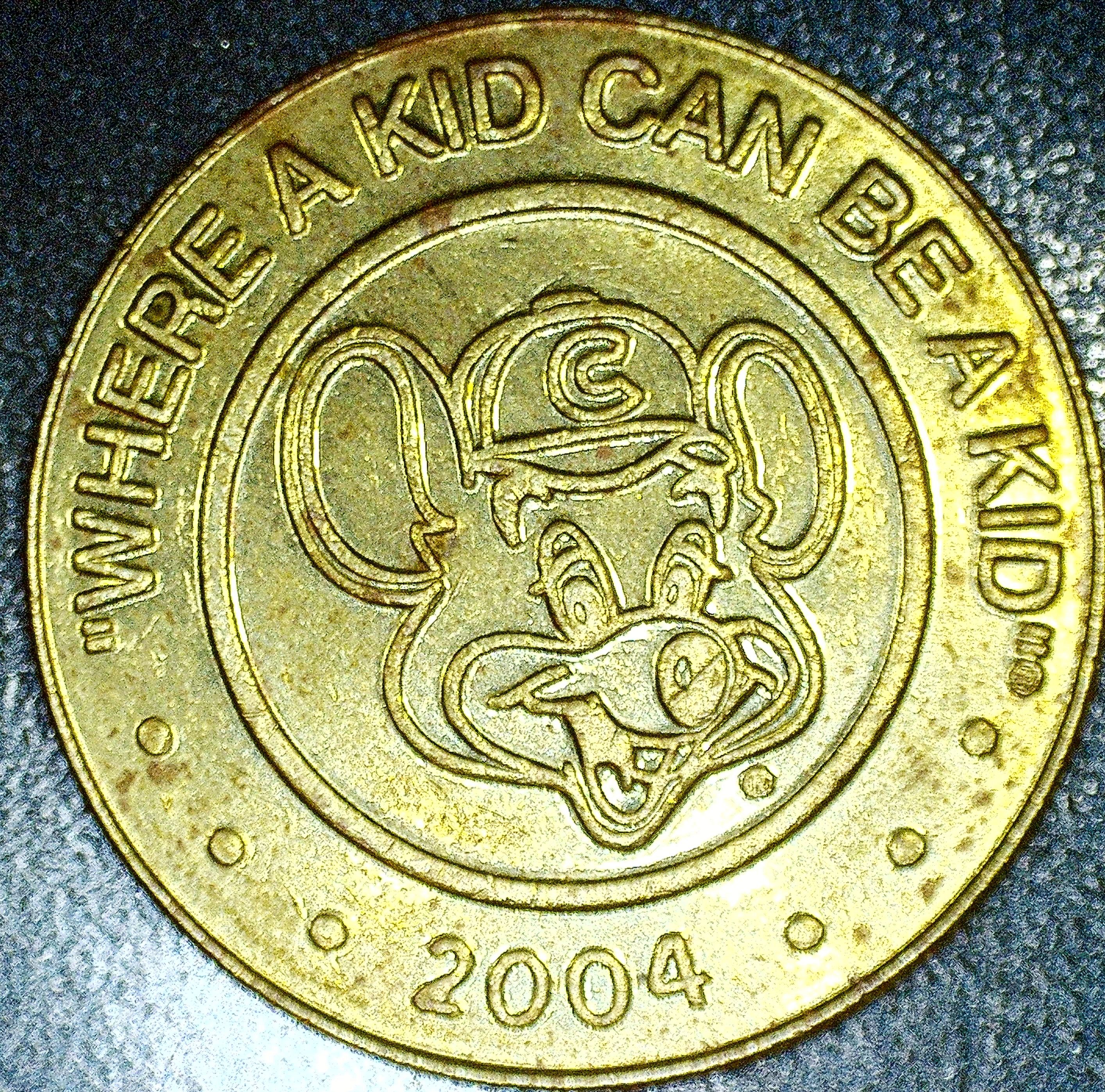 2004 CHUCK E CHEESE TOKEN BRASS 25mm "where a kid can be a kid" CEC ...